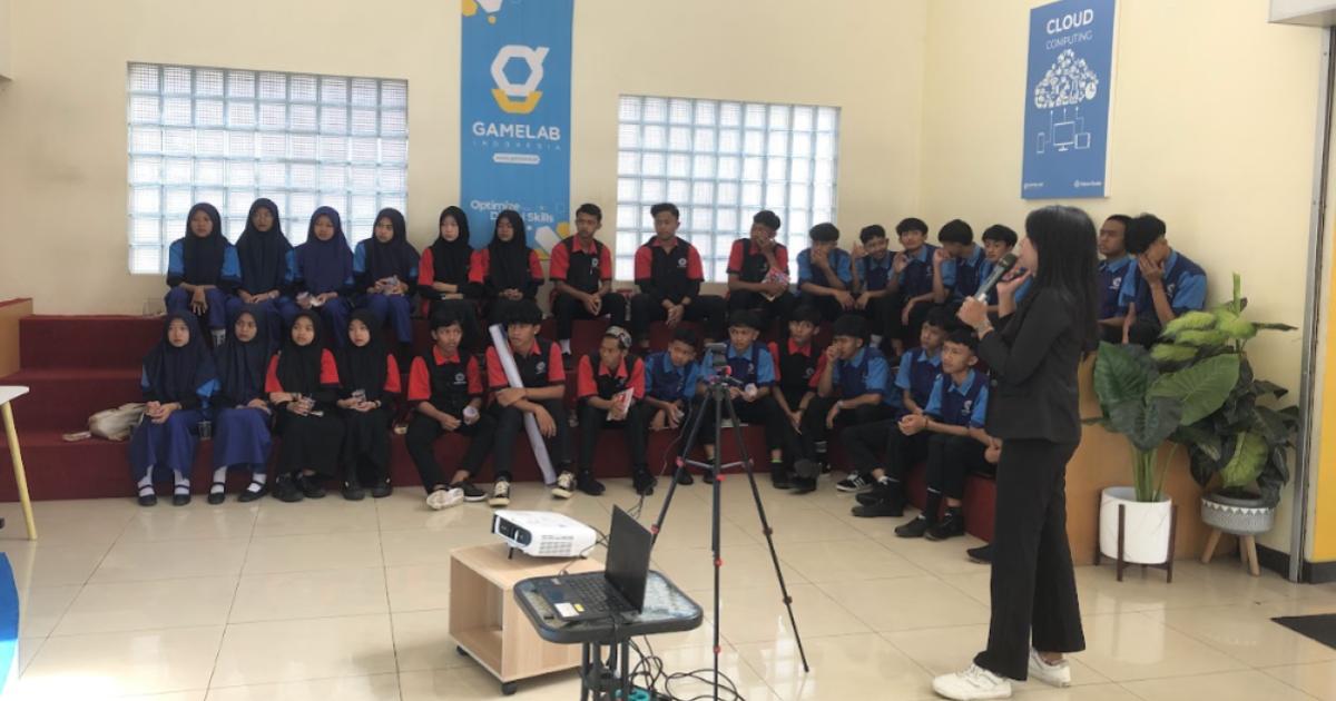 Menjajal Game Virtual Reality, SMK Cendikia Madinah Dampit Kunjungan ...